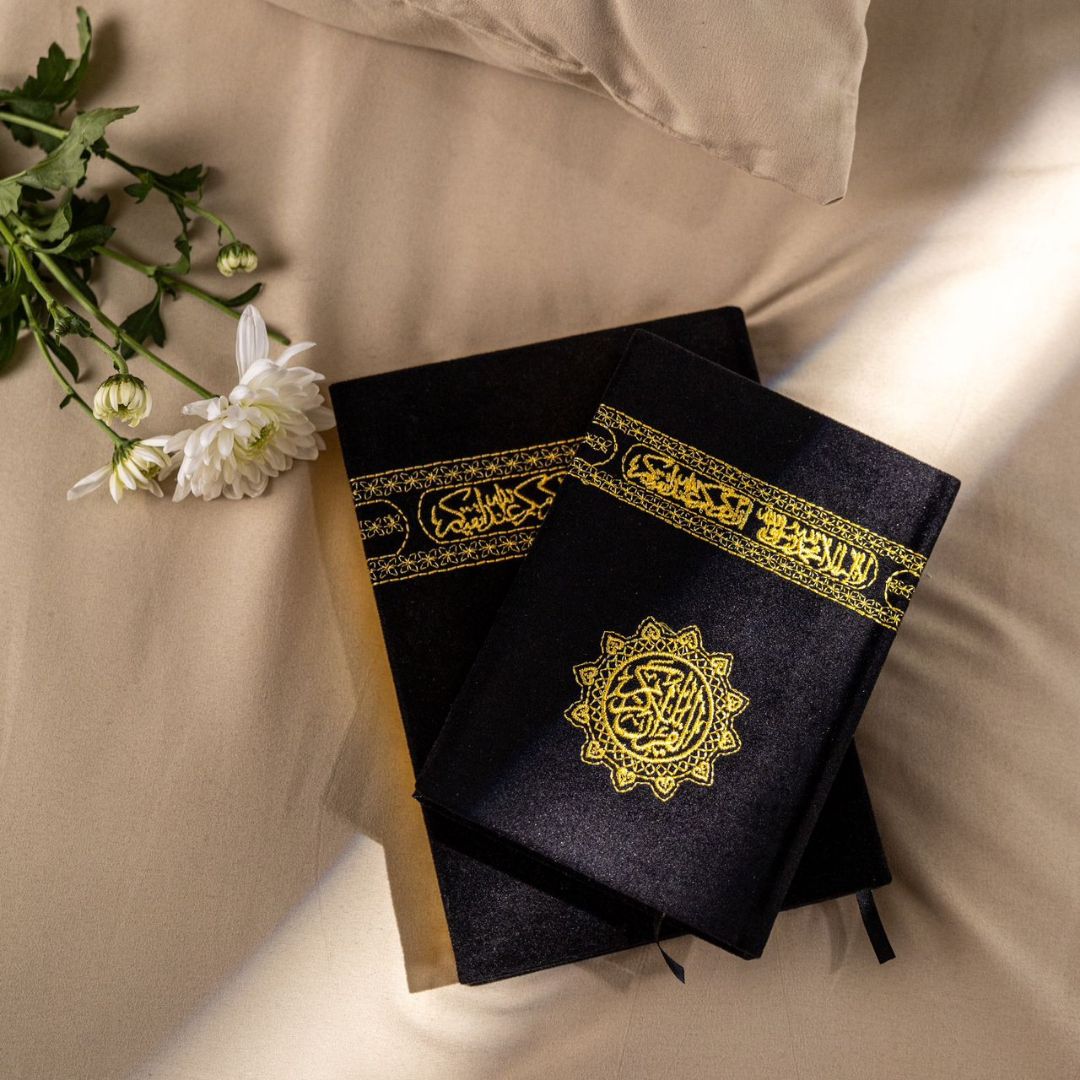 مصحف بغلاف كسوة الكعبة – مصحف بغلاف فاخر بأطراف مذهبة بماء الذهب ...